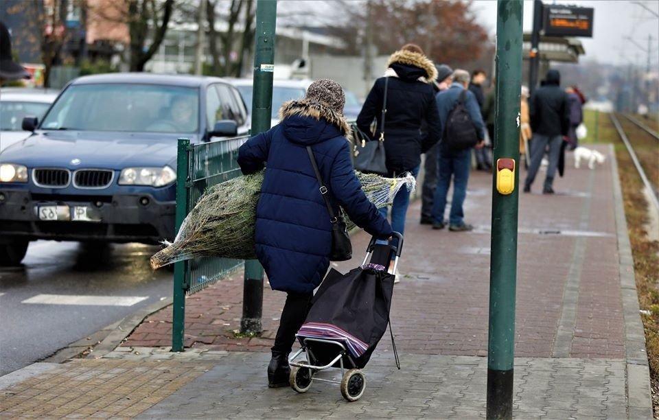 Na ramieniu, pod pachą, za czubek, we dwoje - czyli, jak najlepiej ...