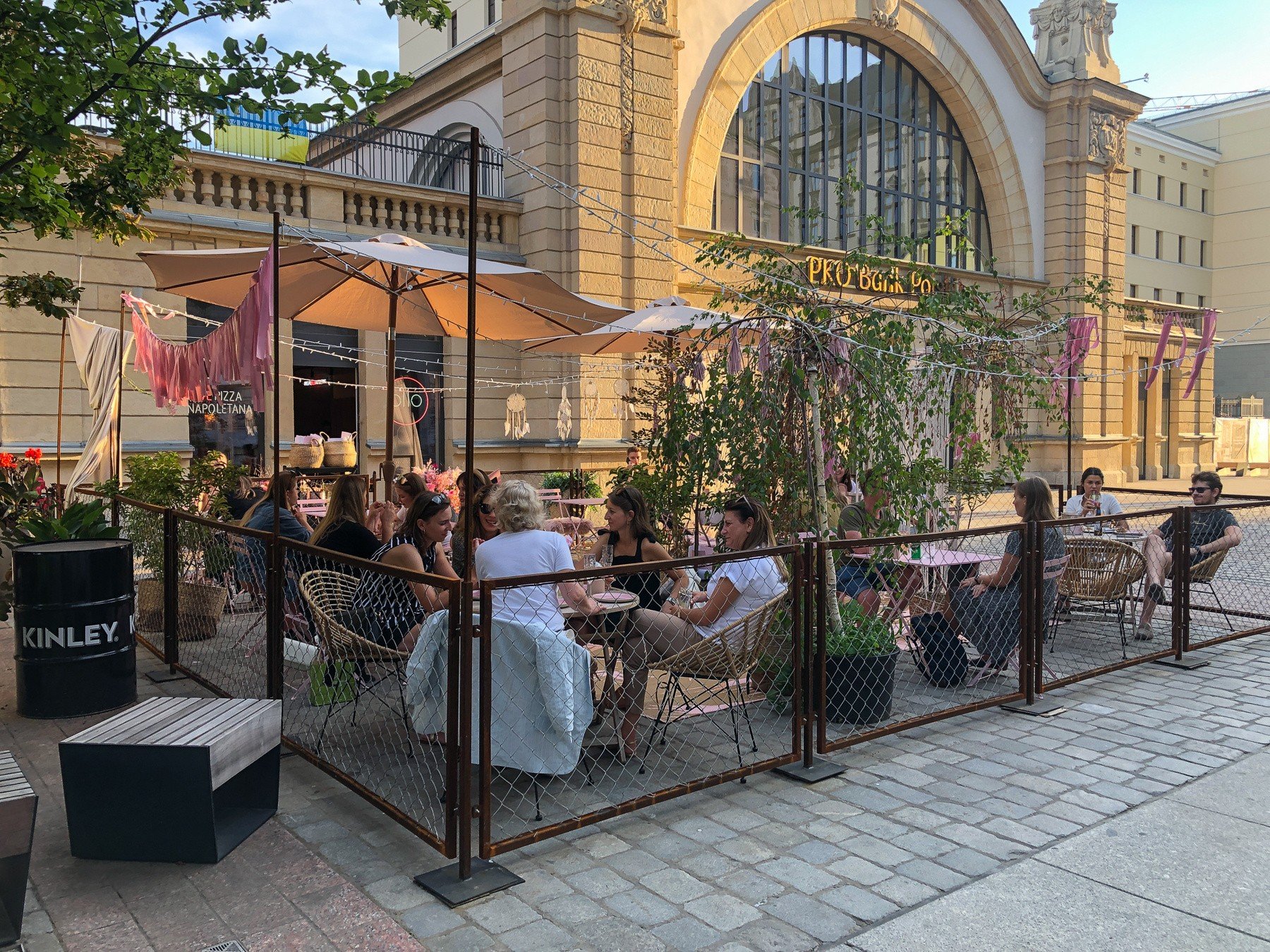 Letnie ogródki katowickich restauracji są wygodne, zielone i ...