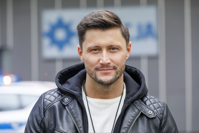Tak żyje i podróżuje Piotr Mróz z serialu Gliniarze. Aktor ma ...