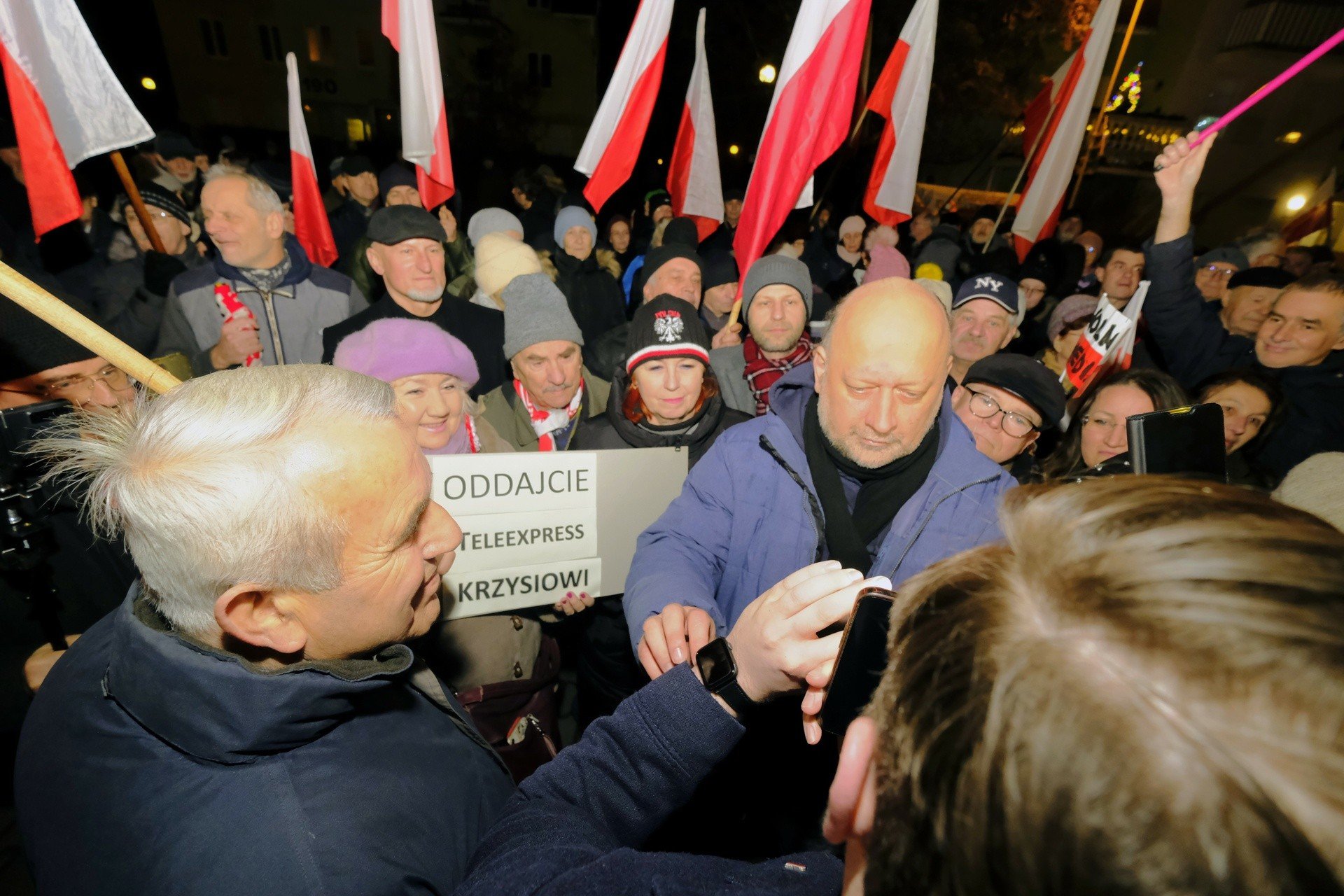 Kolejny dzień protestu pod TVP. Demonstranci się nie poddają. Zobacz ...