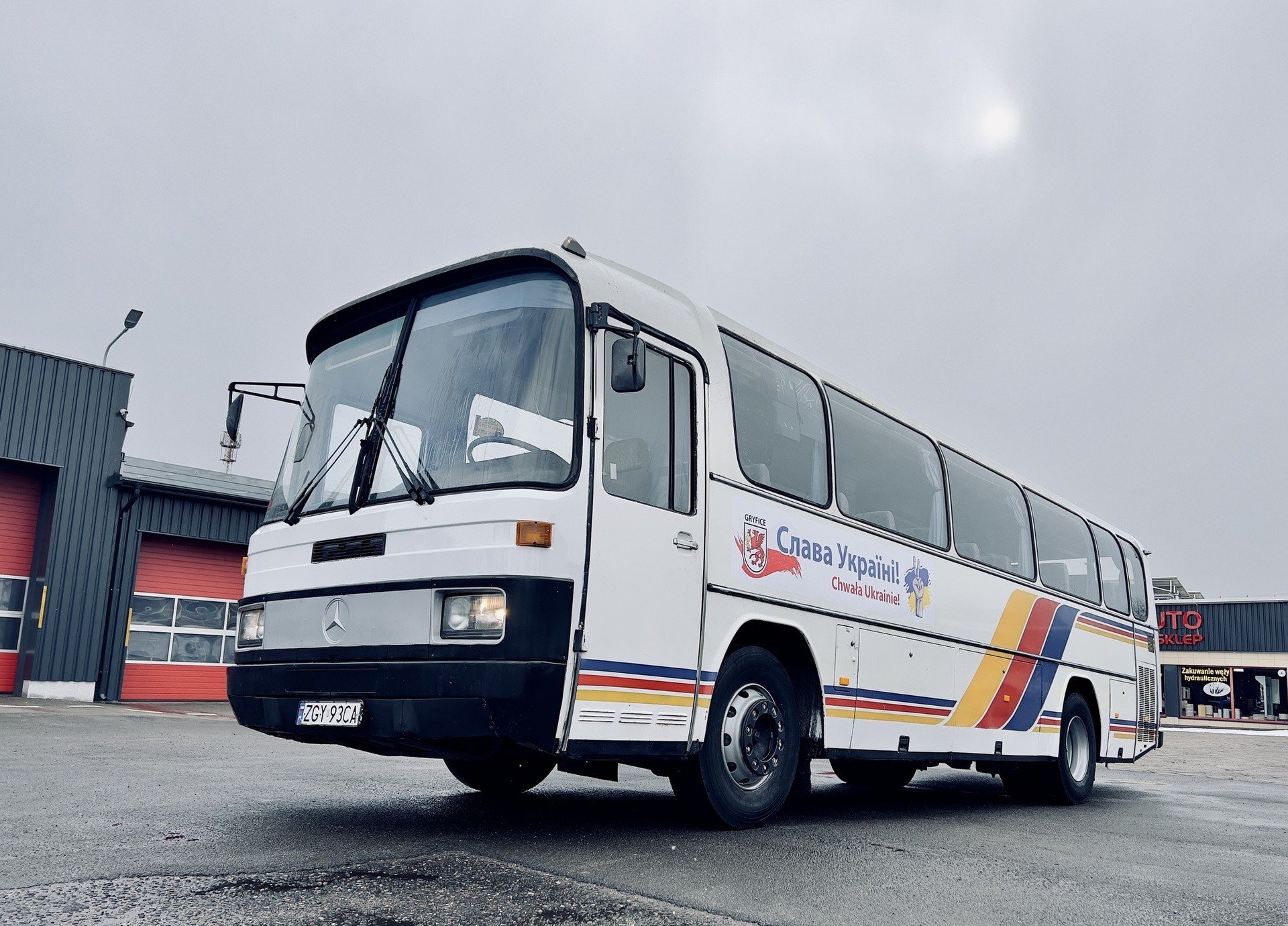 PKS Gryfice przekazał autobus ukraińskiej armii. Zawiózł także kolejne ...