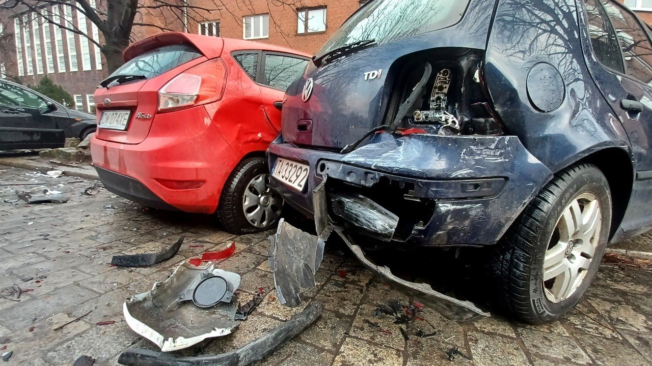 Mocno rozbite samochody na al. Pracy we Wrocławiu. Co tam się wydarzyło ...