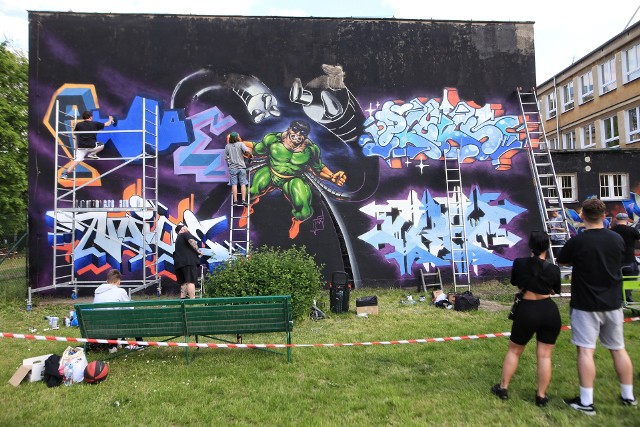 Niezwykły festiwal graffiti w ZSBD w Poznaniu. Artyści stworzyli prace ...