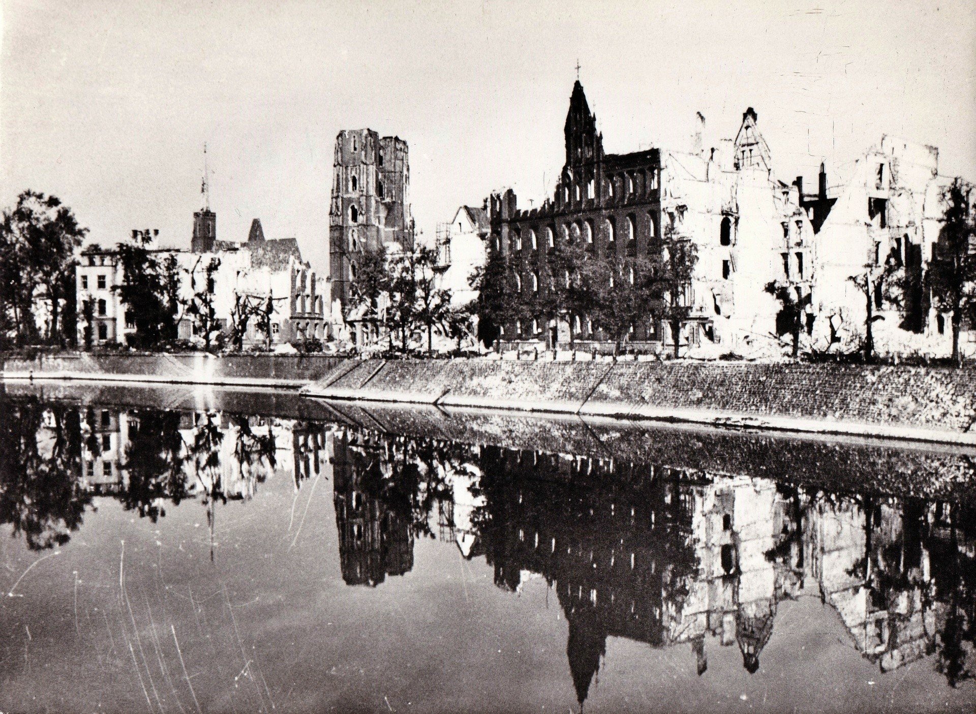 Wrocław w 1945 roku. Tuż po wojnie rozpoczęło się odbudowywanie miasta ...