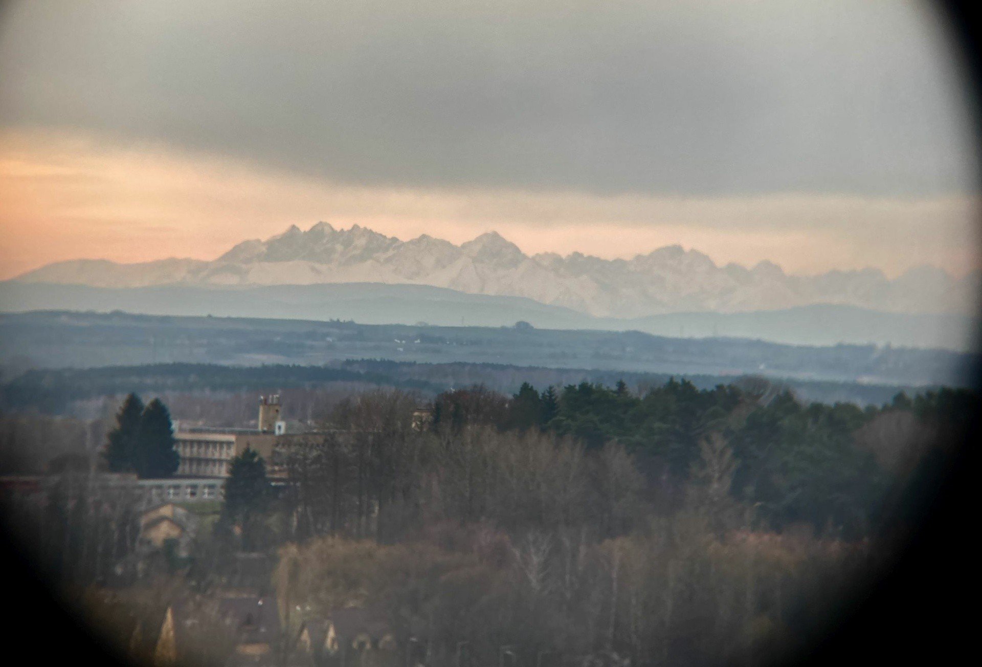 Tatry widziane z Buska-Zdroju. Wystarczyła lornetka i telefon | Echo ...