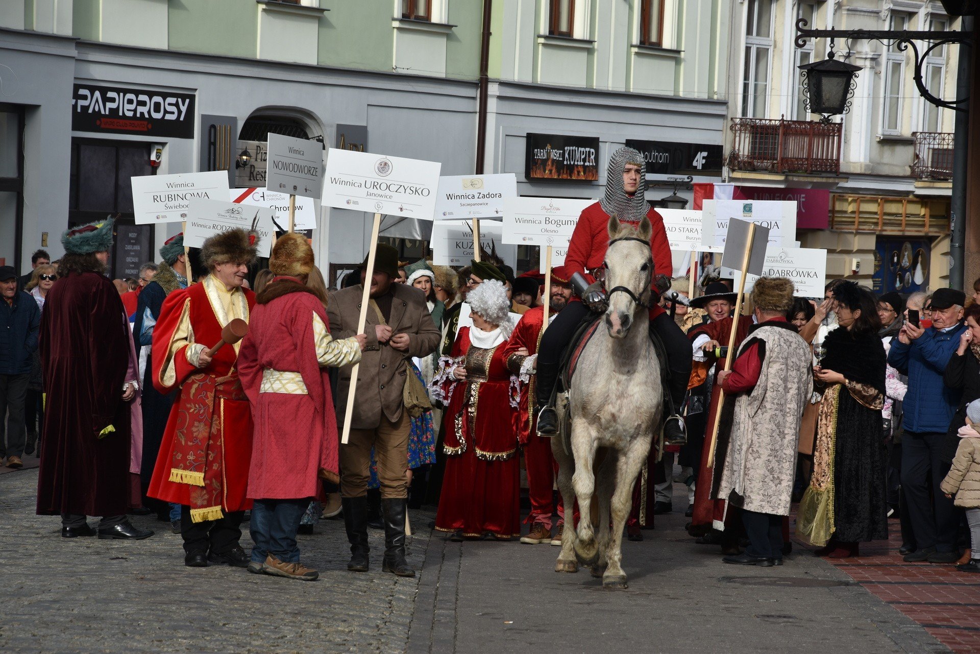 Św. Marcin na białym koniu przejechał przez Tarnów. Za nim w orszaku ...