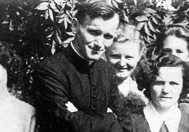 Niezwykła historia z Jędrzejowa. To tutaj na dworcu kolejowym Karol ...