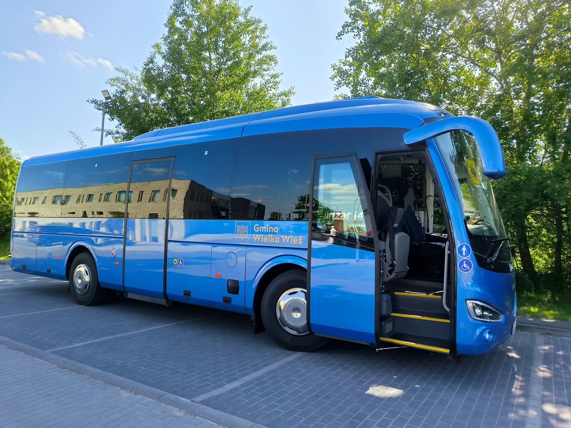 Nowy autobus w gminie Wielka Wieś. Niebieski pojazd będzie woził dzieci ...