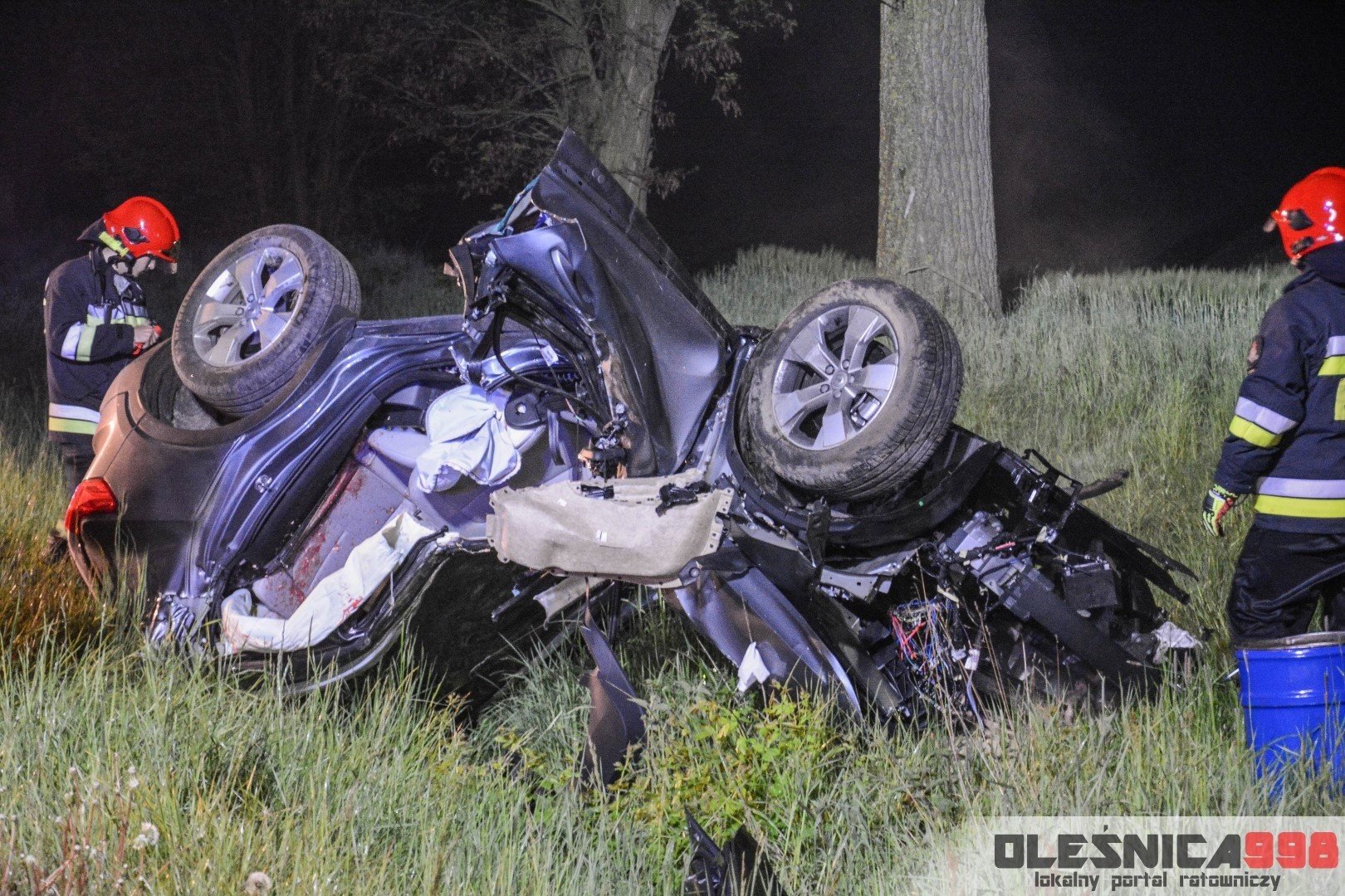 Volvo owinęło się wokół drzewa. Młody kierowca nie żyje [ZDJĘCIA ...