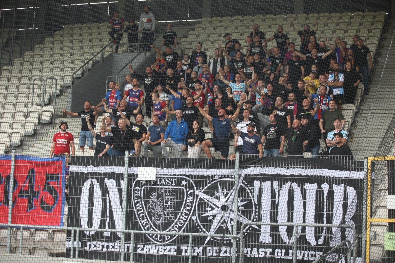 Cracovia - Piast ZDJĘCIA KIBICÓW z Gliwic. Fani Piasta cieszyli się z ...