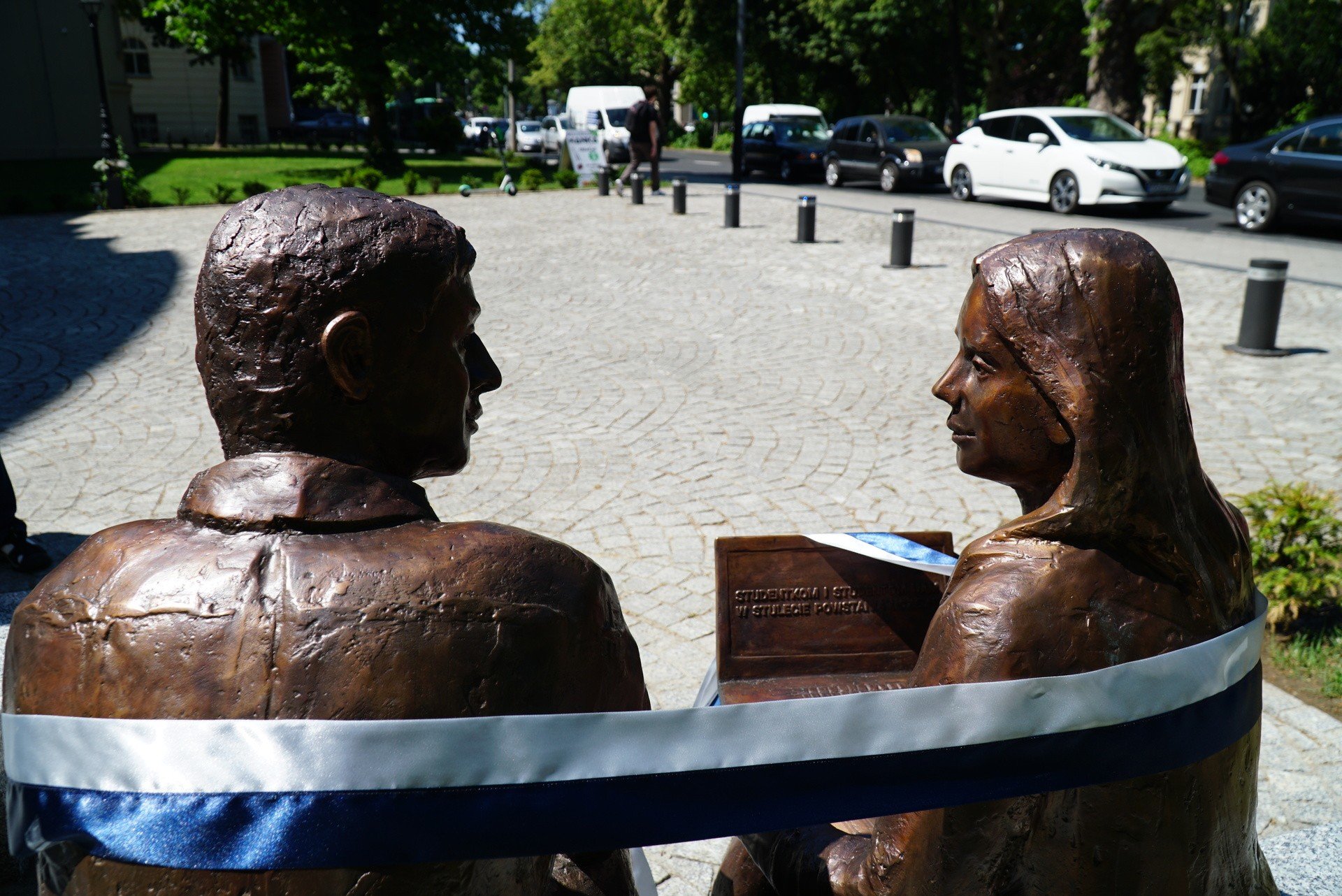 Poznań: Przed Domem Studenckim Hanka UAM stanęła ławeczka ze studentami ...