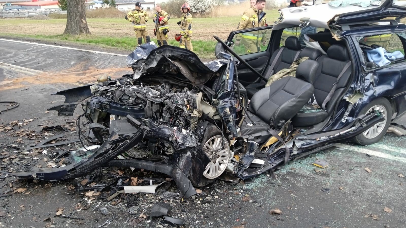 Wypadek na DK8 na Dolnym Śląsku. Trzy osoby zakleszczone w samochodzie ...