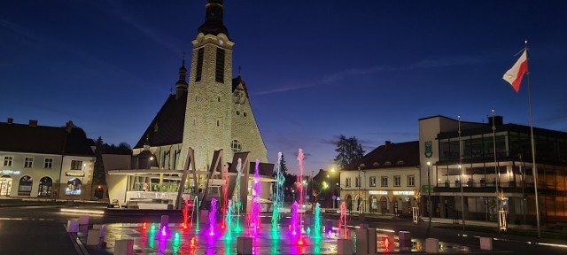 Limanowa. Odnowiony rynek pięknie wygląda nocą. Największą atrakcją ...
