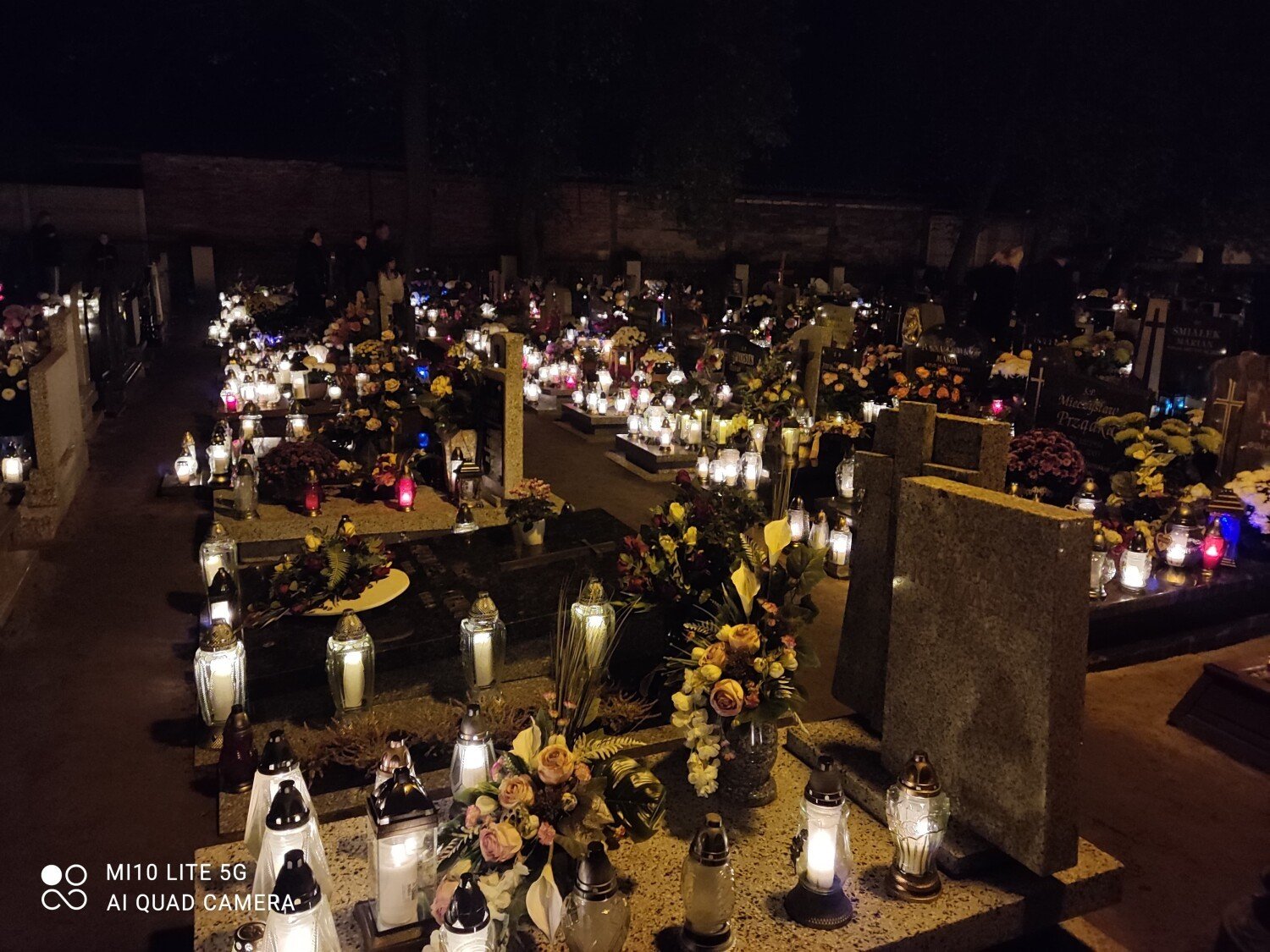 Cmentarze w blasku świec. Piękny i nostalgiczny widok | Wolsztyn Nasze ...