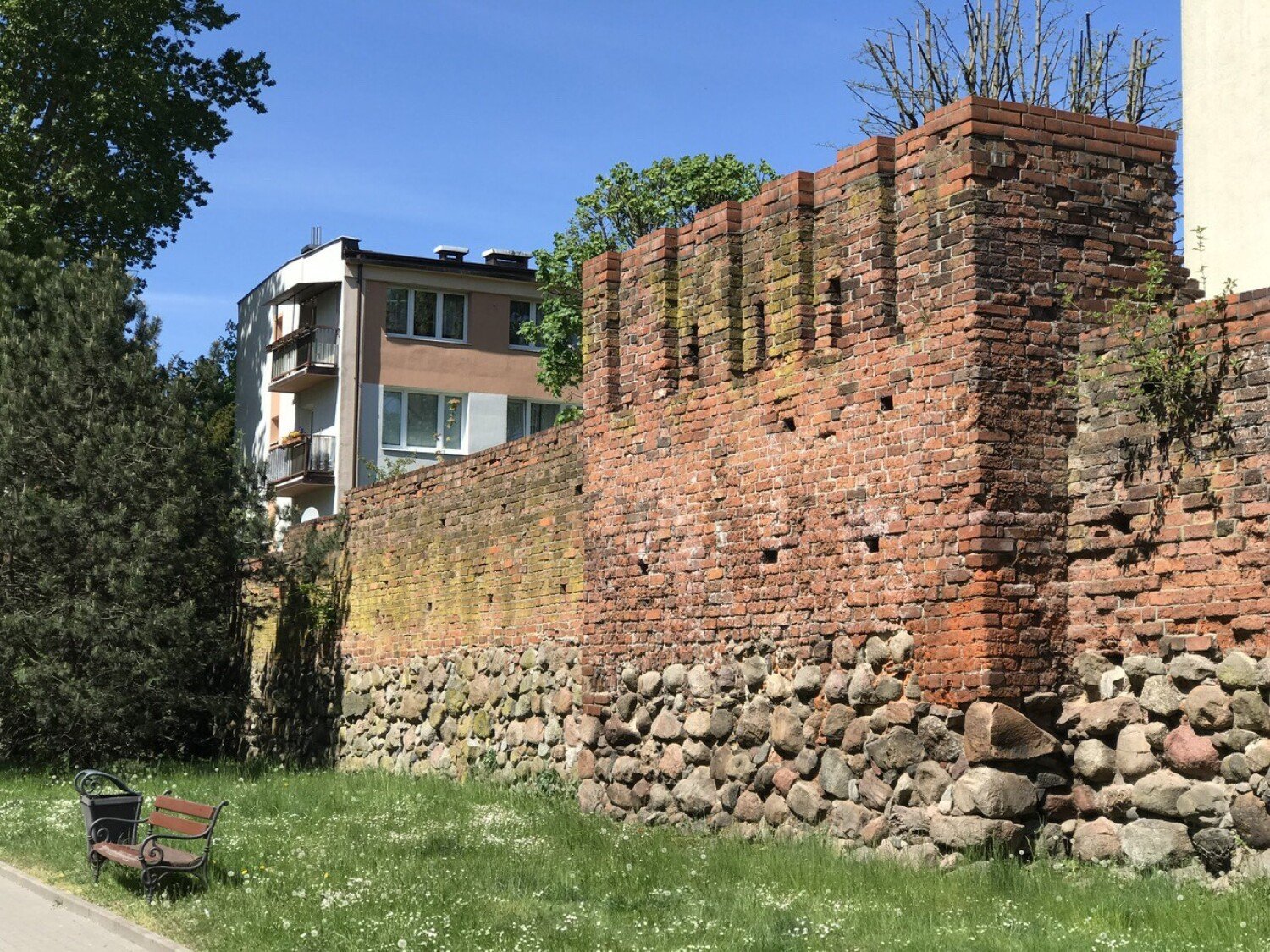 Sypie się zabytkowy mur obronny w Słupsku. Trzeba go zdudować na nowo ...