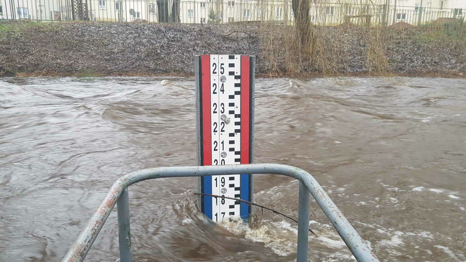 Rzeka Łeba w Lęborku wyraźnie przekroczyła stan ostrzegawczy | Lębork ...