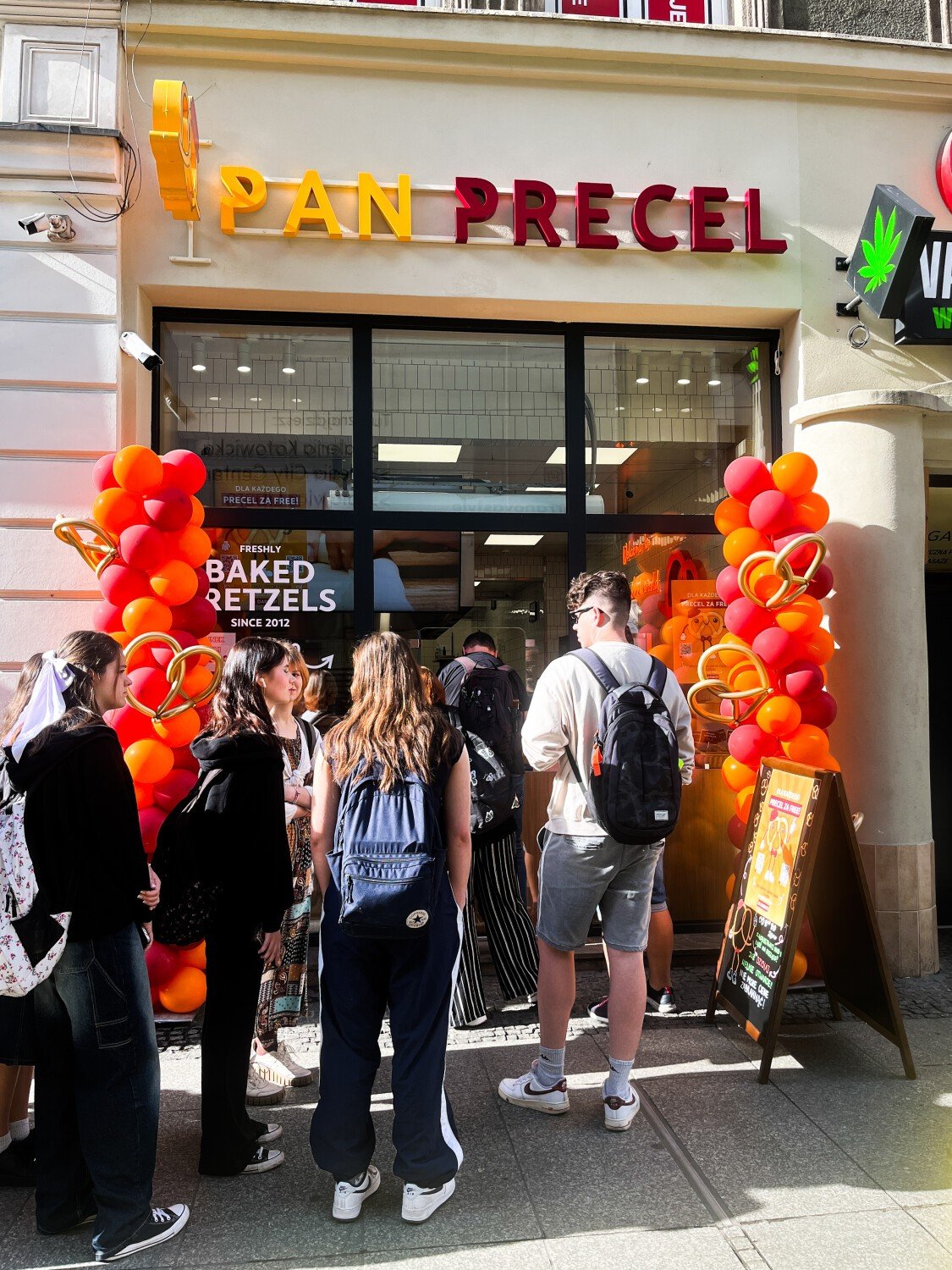 Precel w nocy? Na Chmielnej w Warszawie to możliwe! Pan Precel otwiera ...
