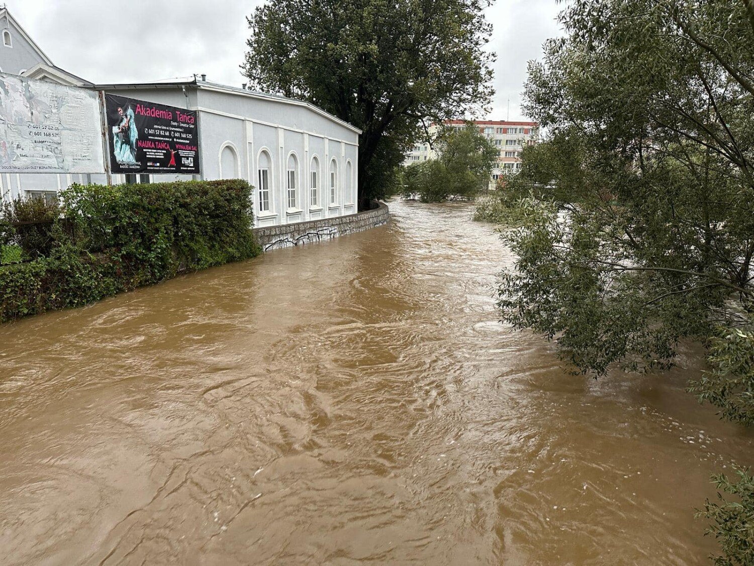 Aktualny stan rzek i suchych zbiorników w Jeleniej Górze. Kolejne drogi ...
