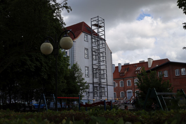 Winda z widokiem na jezioro w Szczecinku. Wysokość robi wrażenie ...