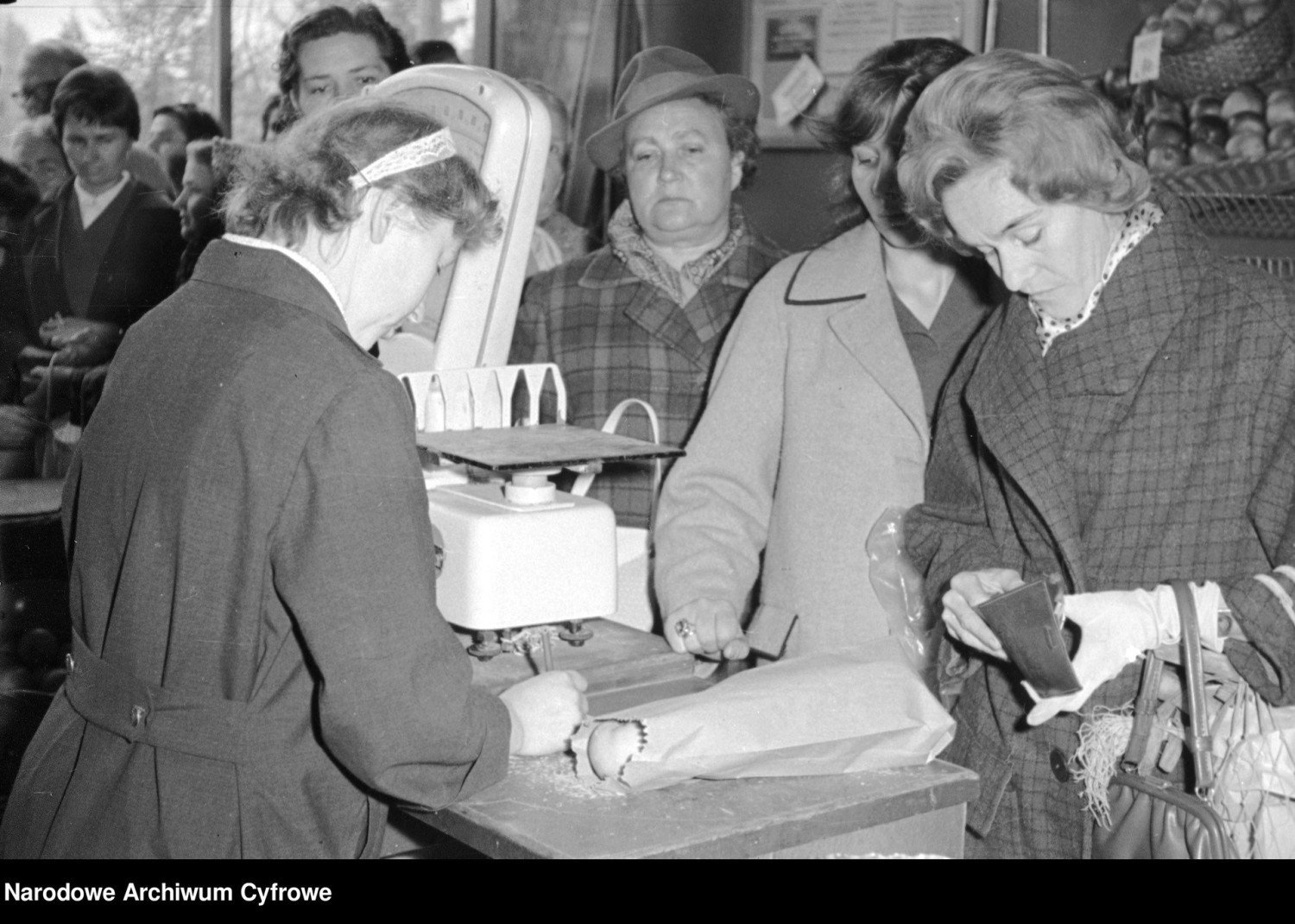 Tak robiliśmy zakupy... 40 lat temu! Zobacz ZDJECIA z PRL-owskich ...