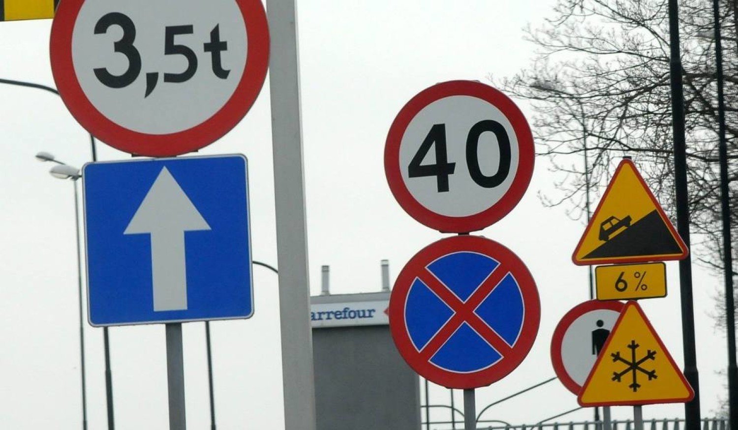 Dwa nowe znaki drogowe w Polsce! Warto je poznać [D-51a i D51b ...