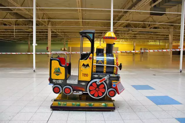 Opole. Księżycowy krajobraz w miejscu po hipermarkecie Tesco. Tak tu ...