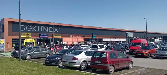 Niedziela handlowa i tłumy w Galerii Sekunda w Jędrzejowie. Zobacz ...