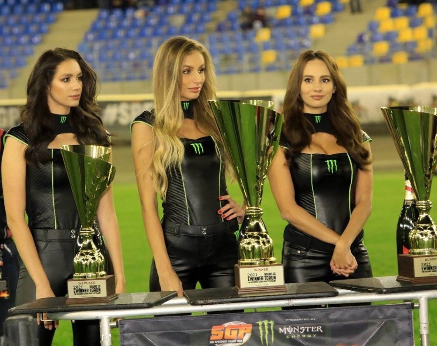 Podprowadzające na Grand Prix Polski. Urocze Monster Energy Girls ...