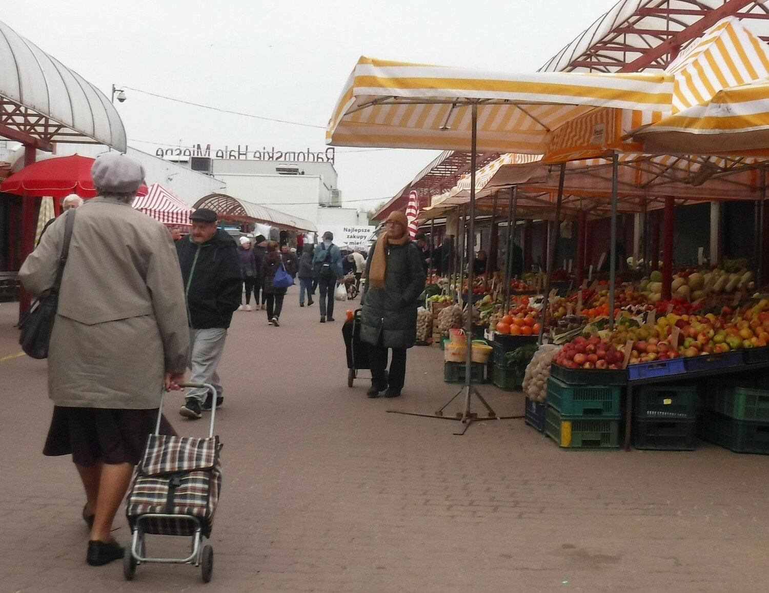 Ceny warzyw i owoców na targowisku Korej w Radomiu w czwartek 4 ...
