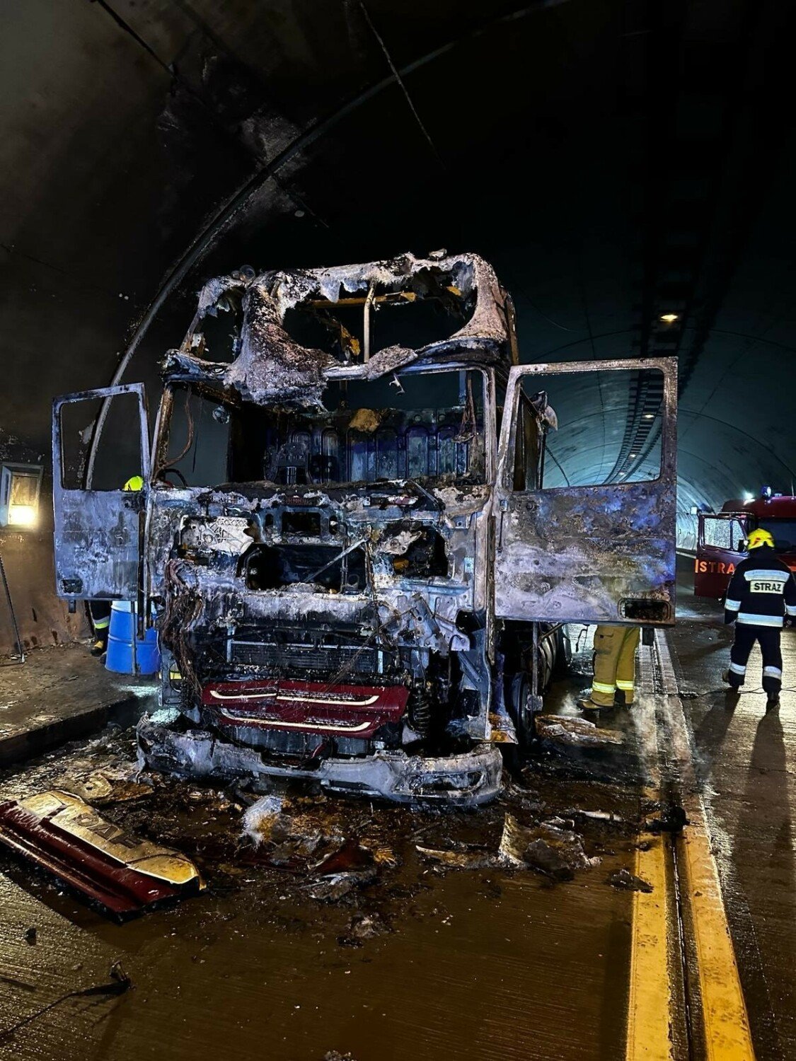W tunelu Emilia w Lalikach na S1 spłonęła ciężarówka. Tunel zamknięto ...