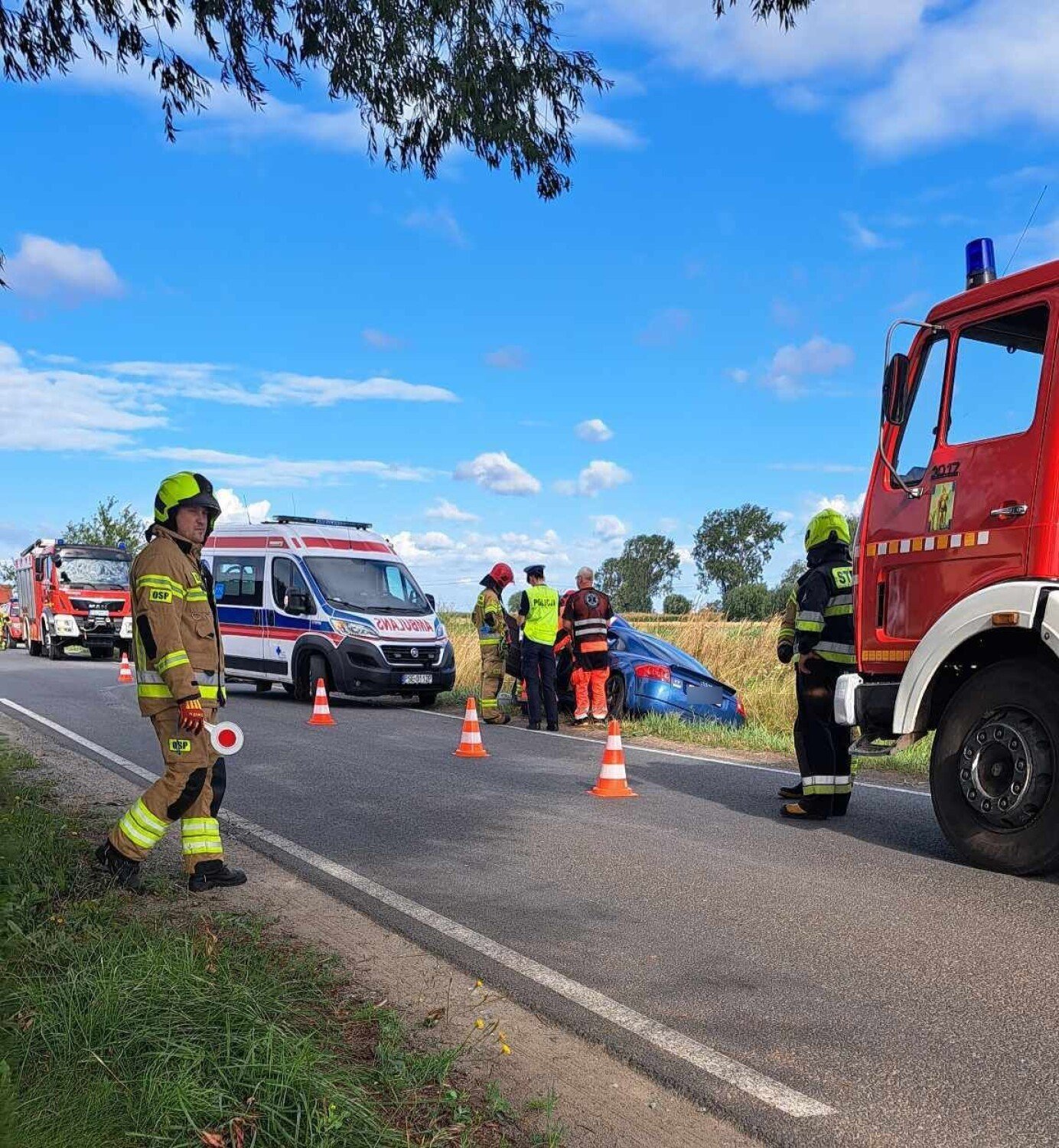 Zdarzenie drogowe w Masłowie. Samochód osobowy wjechał do rowu ...