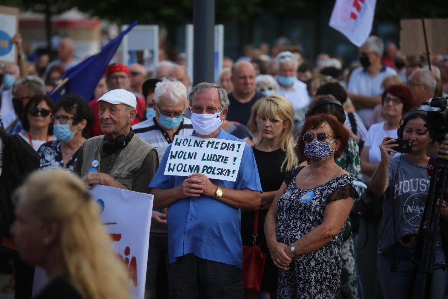 Protest w obronie wolnych mediów w Katowicach. Kilkaset osób zebrało ...