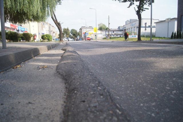 Ogromne koleiny na ul. Wyszyńskiego i Krasickiego w Radomsku. Kiedy ...