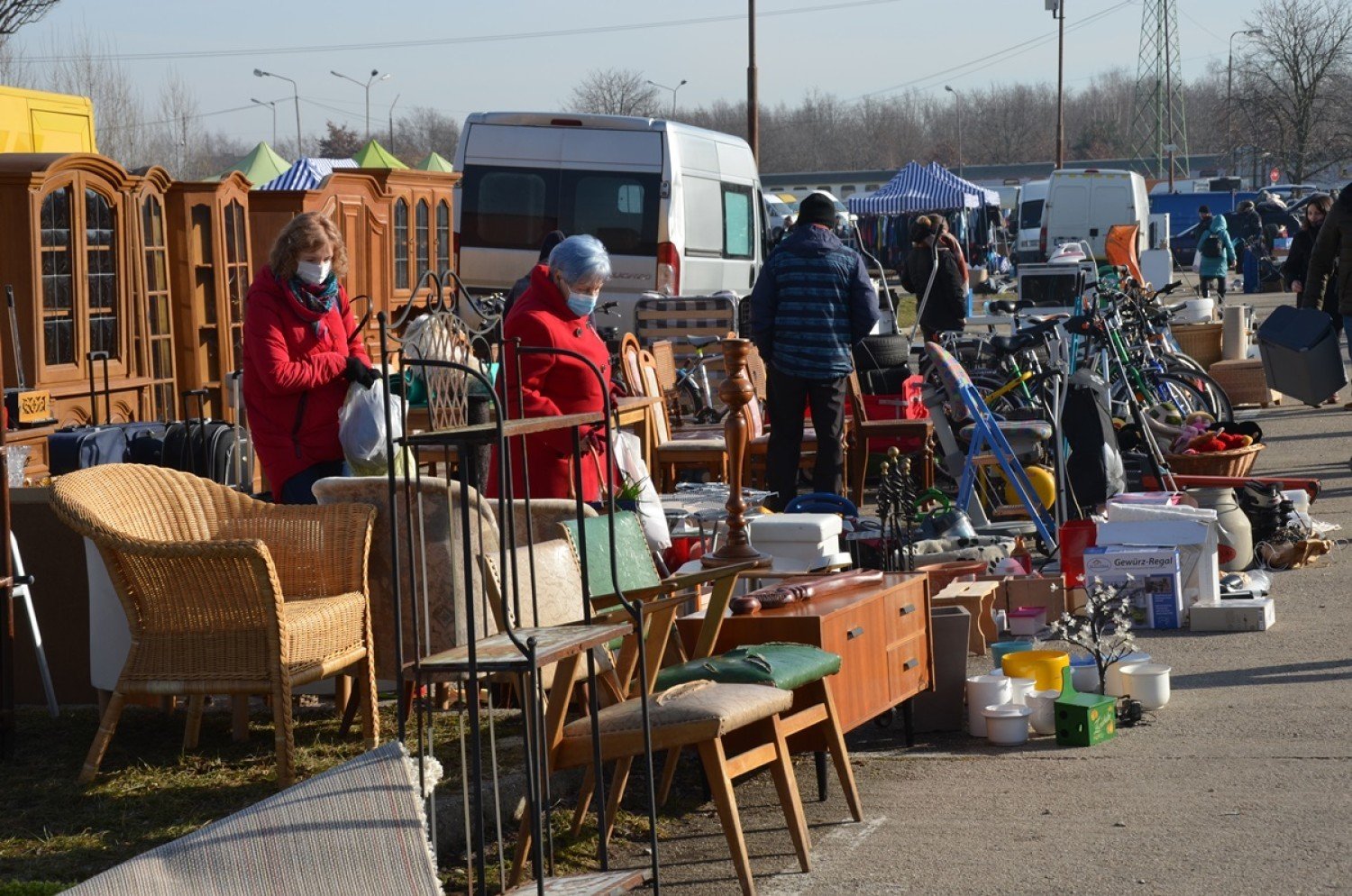 Giełda samochodowa w Lubinie w każdą sobotę. Można tam kupić niemal ...