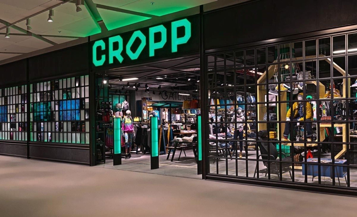 Salon Cropp został otwarty w Karolince. Jest jednym z największych ...