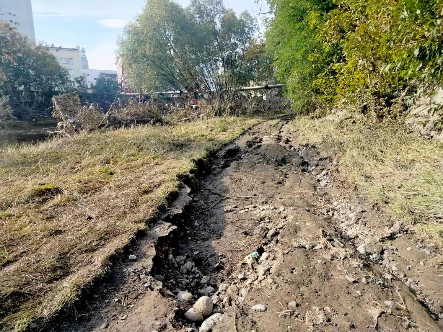 Jeleniogórska Promenada Bobru zniszczona przez powódź. Trakt nad rzeką ...