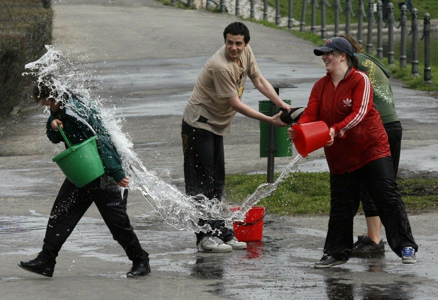 Tak kiedyś wyglądał śmigus-dyngus w Polsce. Wiadra, woda i osiedlowe ...