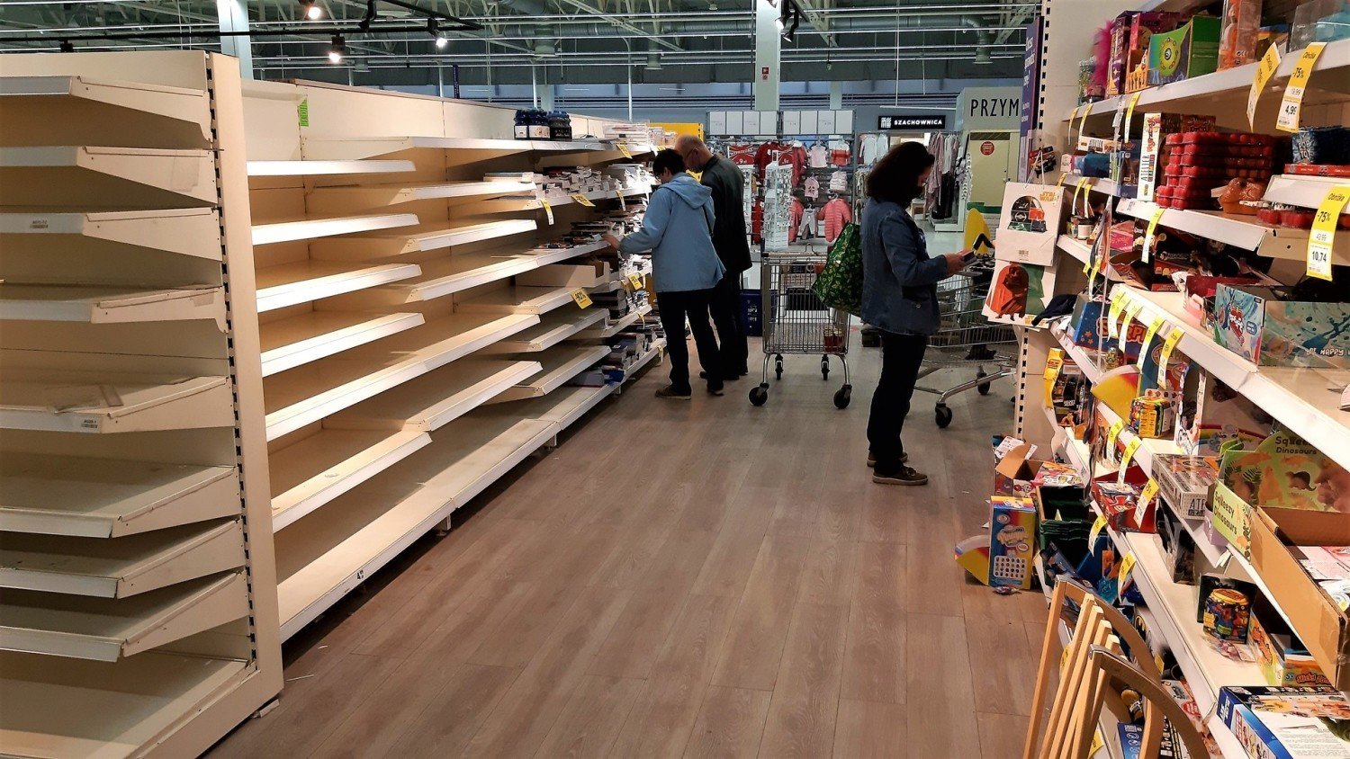 Półki w Tesco w Opolu świecą pustkami. Za tydzień hipermarket zostanie ...