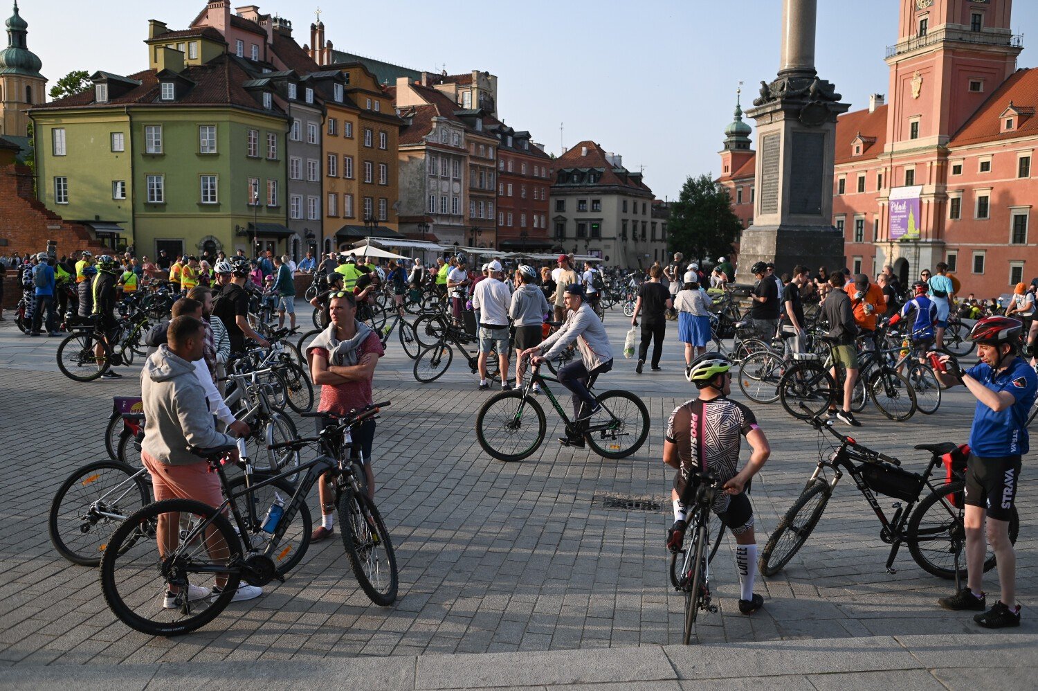 Majowa Masa Krytyczna przejechała przez Warszawę. Rowerzyści domagają ...
