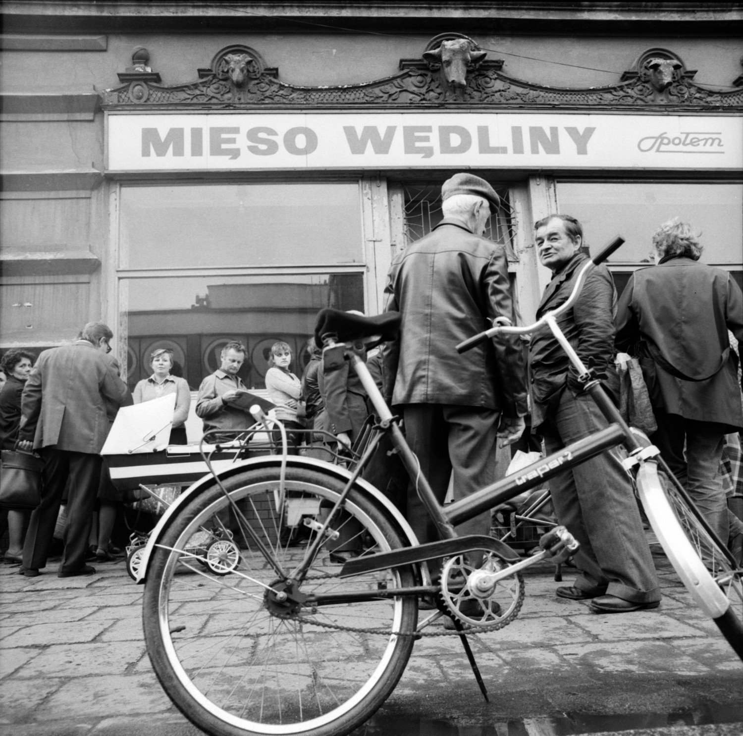 Kolejki za mięsem w PRL. Godzinami stało się pod mięsnym [ARCHIWALNE ...