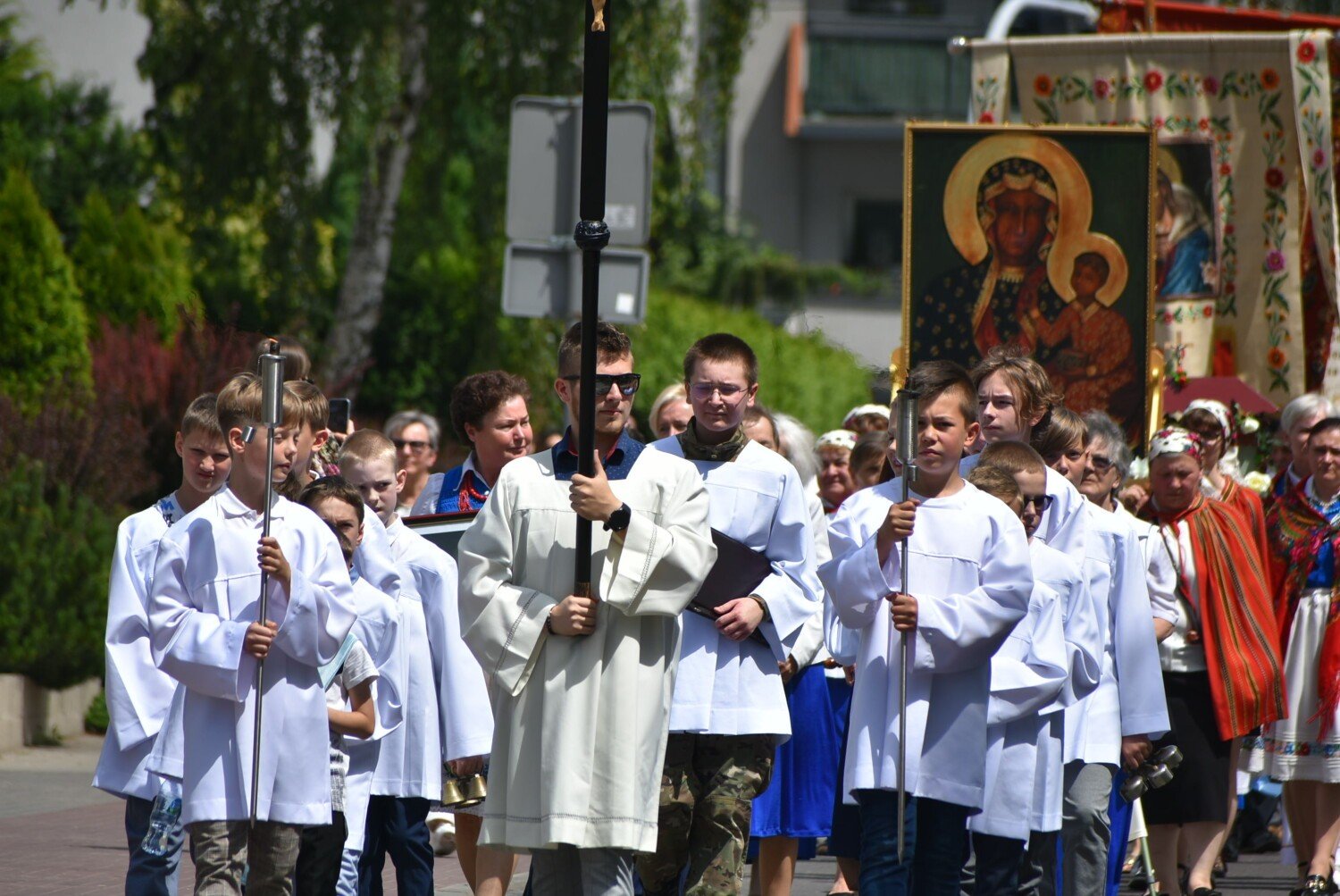 Tłumy sieradzan na procesji Bożego Ciała, która wyszła z Bazyliki ...