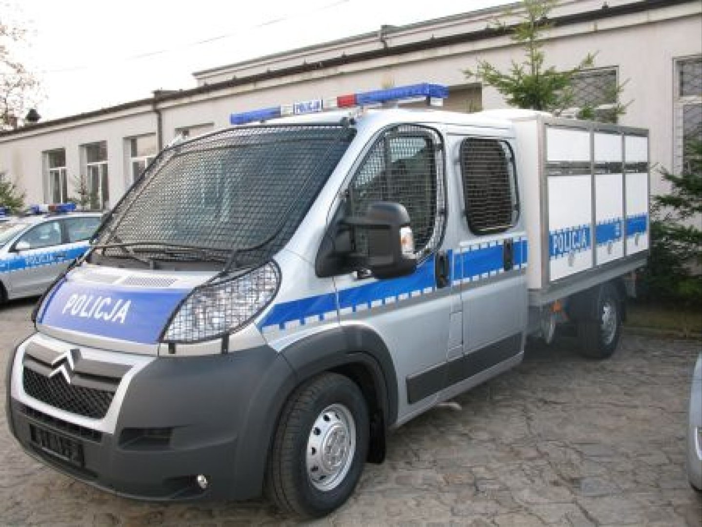 Dolnośląska policja będzie miała 23 nowe samochody, w tym furgon do ...