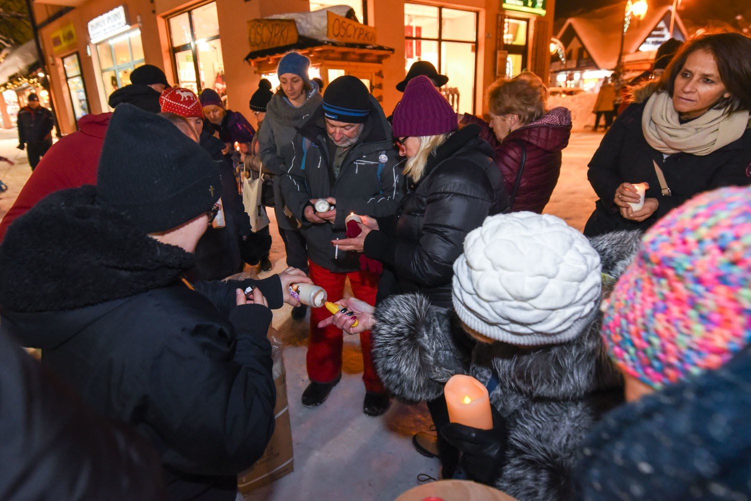 Zakopane: Na Krupówkach też ułożono serce dla śp. prezydenta Adamowicza ...