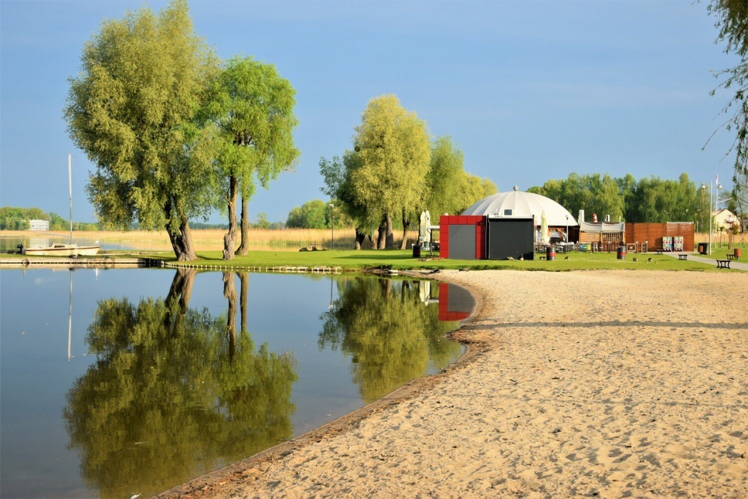 Zbąszyń. Miasto nad jeziorem - plaża miejska "Łazienki". Idealne ...