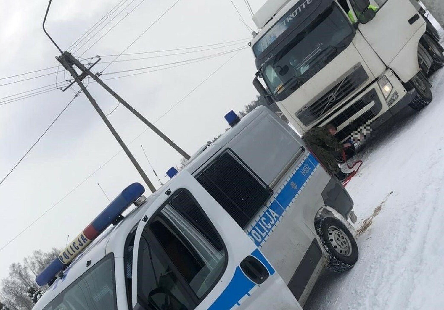 Błędnica. Policjant i żołnierz WOT pomogli kierowcy ciężarówki, który ...